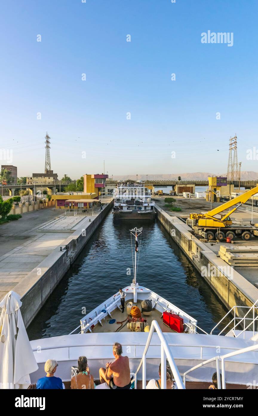 Esna weir with lock; in the background the modern Esna dam Stock Photo ...