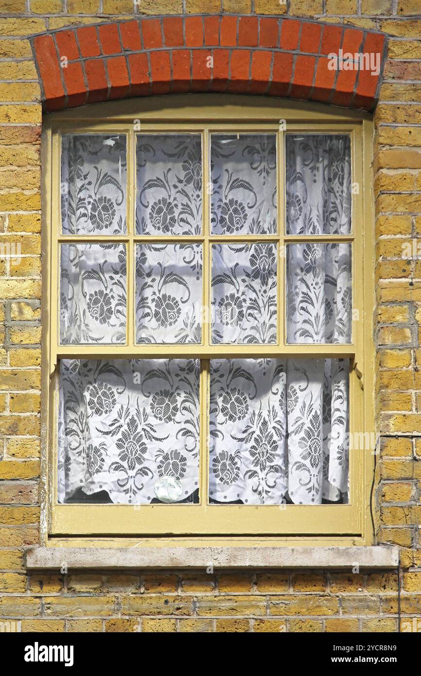 Closed curtains window hi-res stock photography and images - Alamy