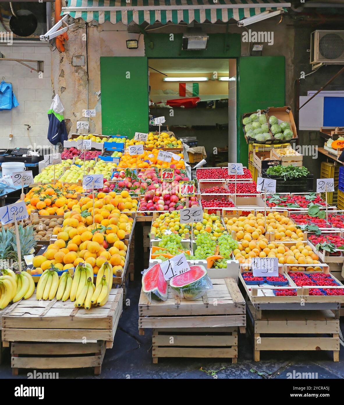 Market produce groceries vegetable hi-res stock photography and images ...