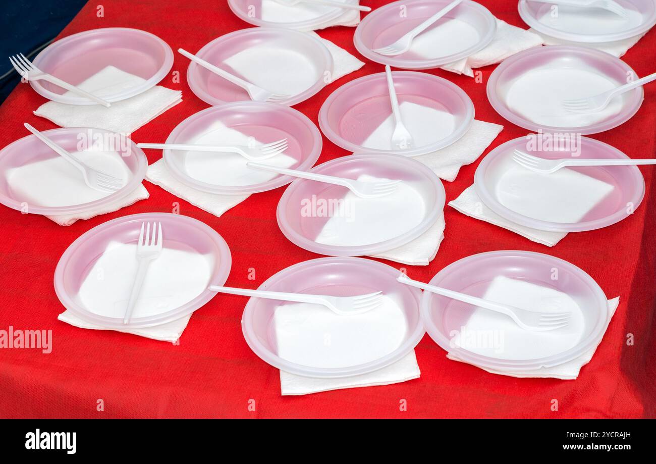 Disposable white plastic plates hi-res stock photography and images - Alamy