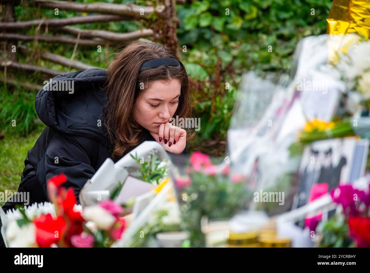 London, UK. 23rd Oct, 2024. A fan mourns by the tributes for Liam Payne ...