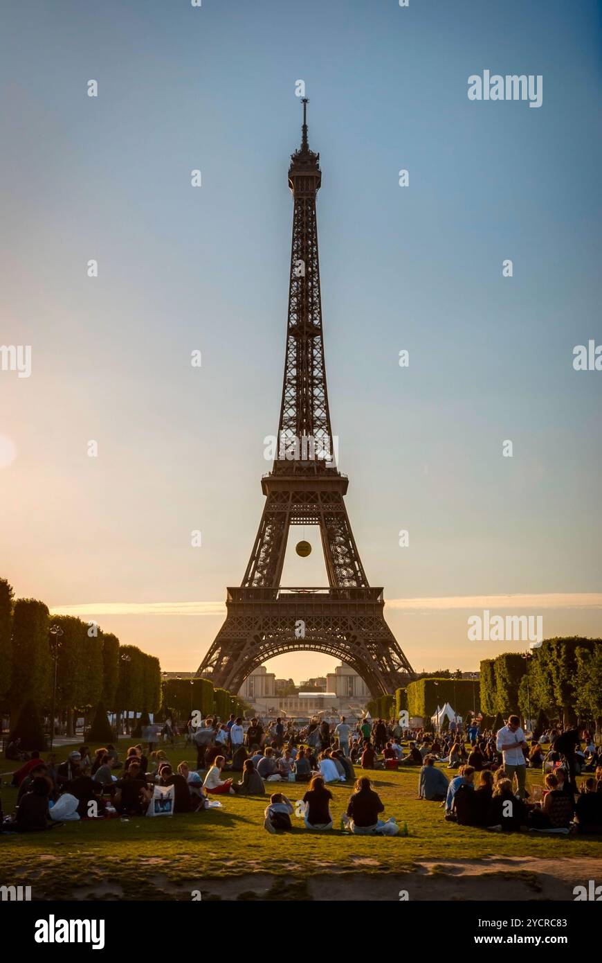 Paris urban park hi-res stock photography and images - Alamy