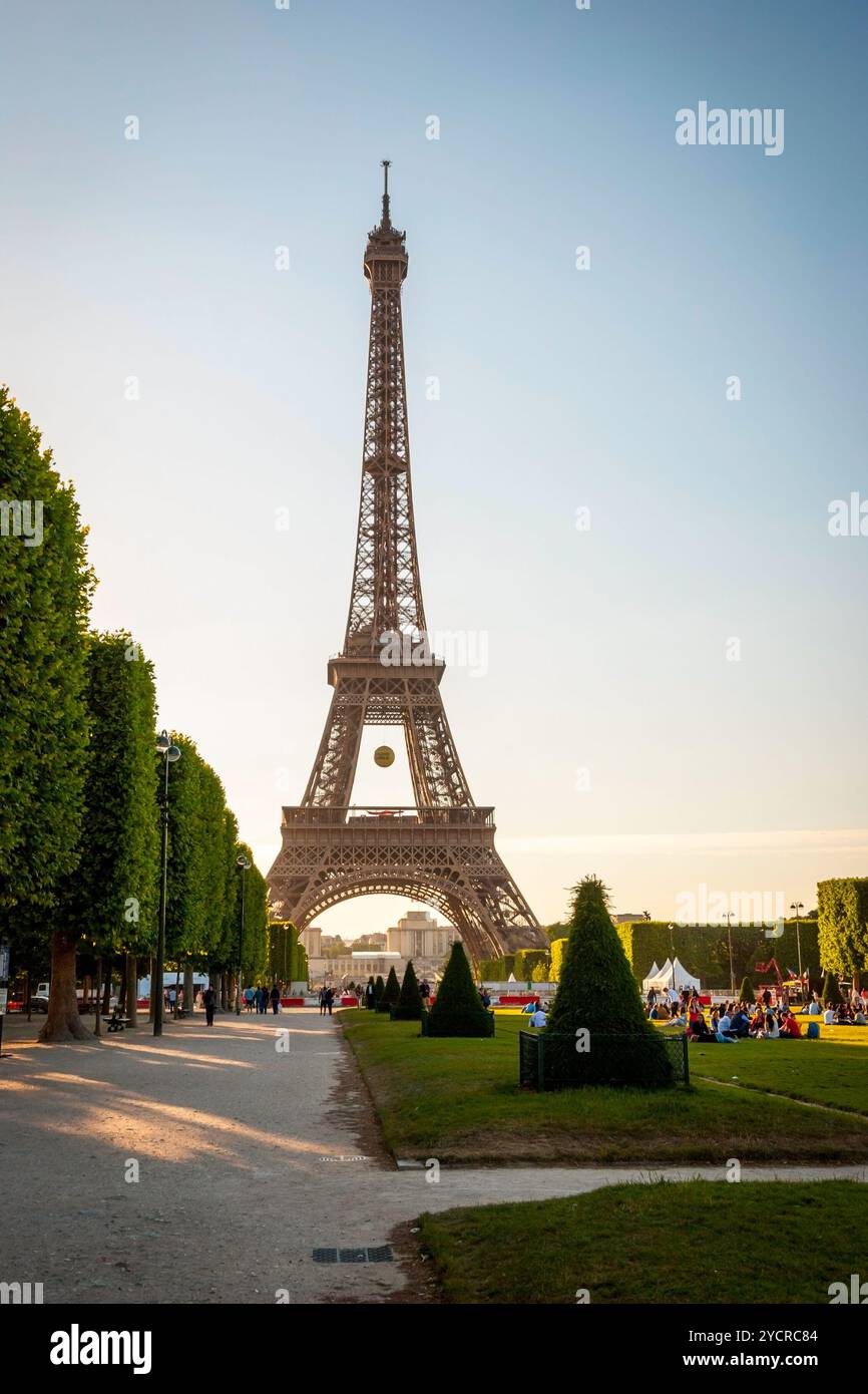 Paris urban park hi-res stock photography and images - Alamy