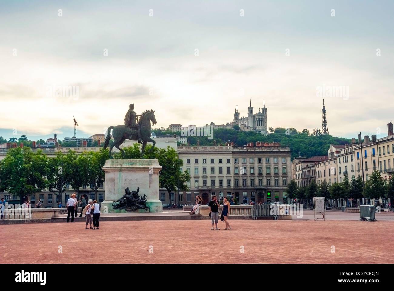 Tourist along main street hi-res stock photography and images - Alamy