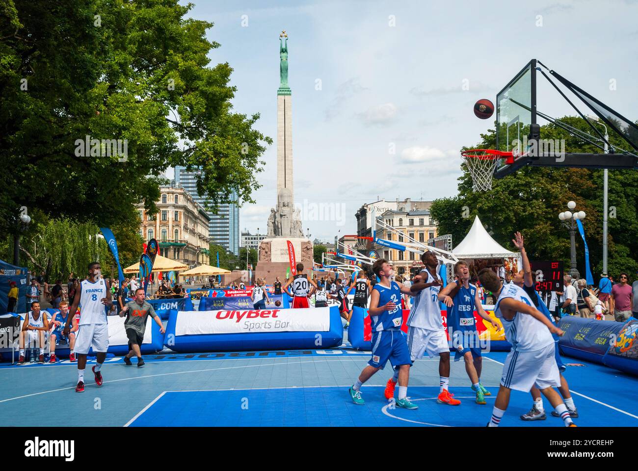 Multi racial team playing basketball Stock Photo - Alamy