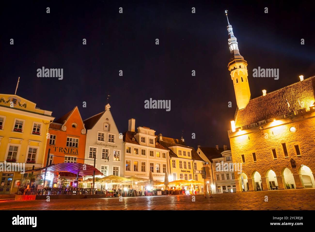 Night scene town hall hi-res stock photography and images - Alamy