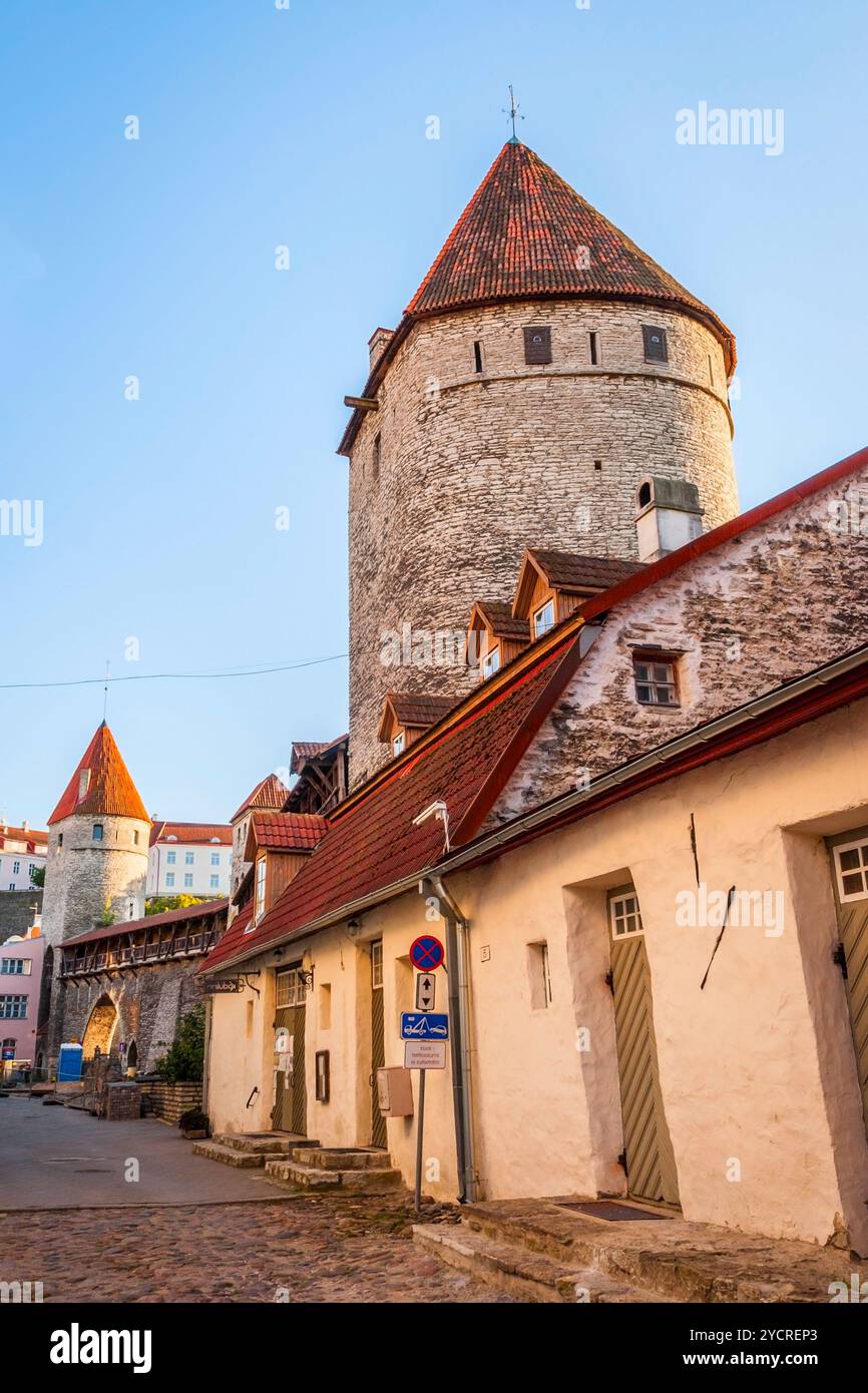 Medieval house wall tower hi-res stock photography and images - Alamy