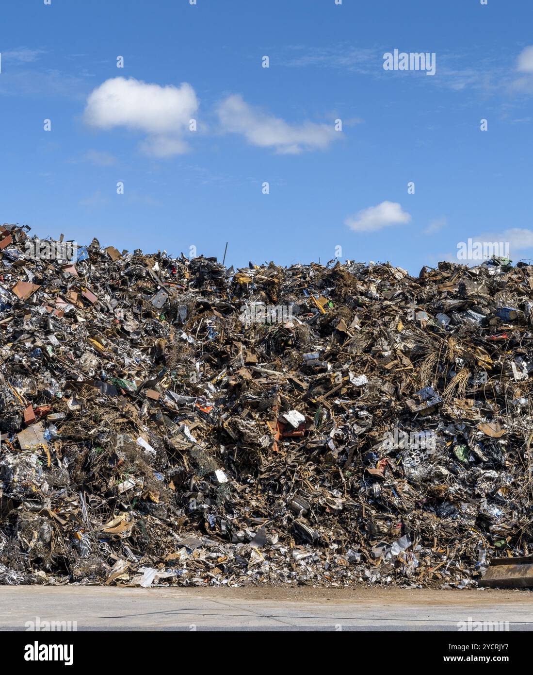 Large pile scrap metal hi-res stock photography and images - Alamy