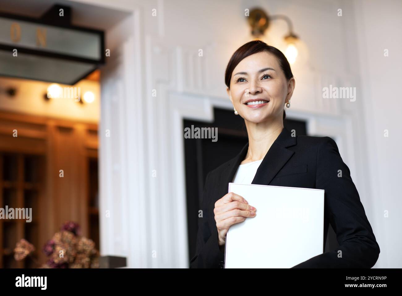 Concierge desk hi-res stock photography and images - Alamy