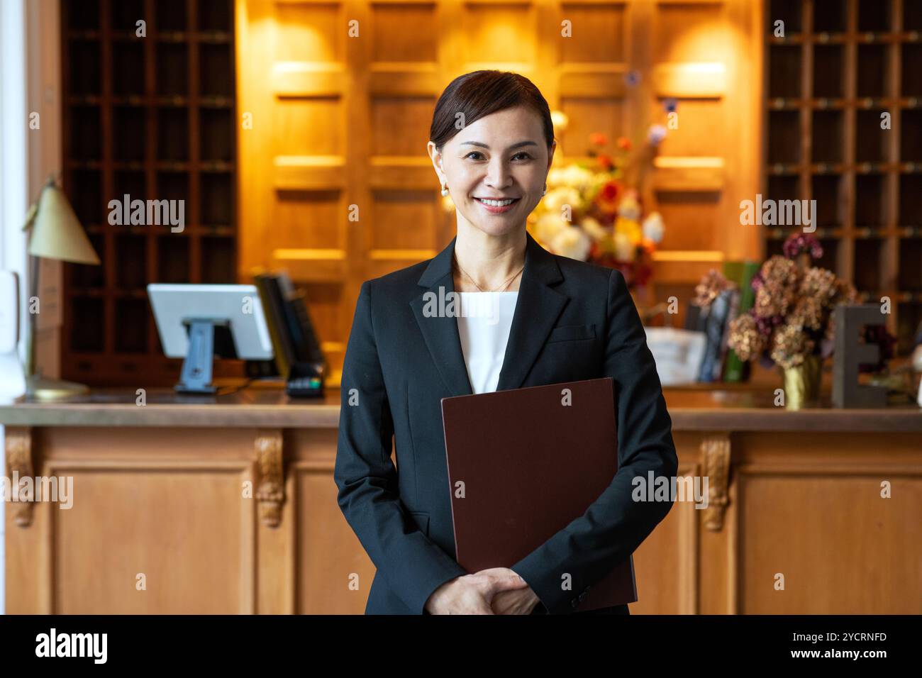 Concierge desk hi-res stock photography and images - Alamy