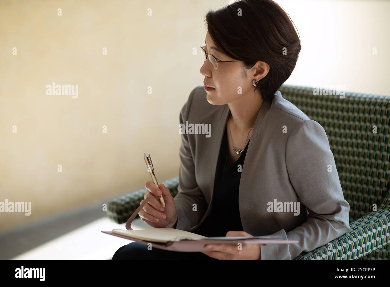 Business woman wearing glasses hi-res stock photography and images - Alamy
