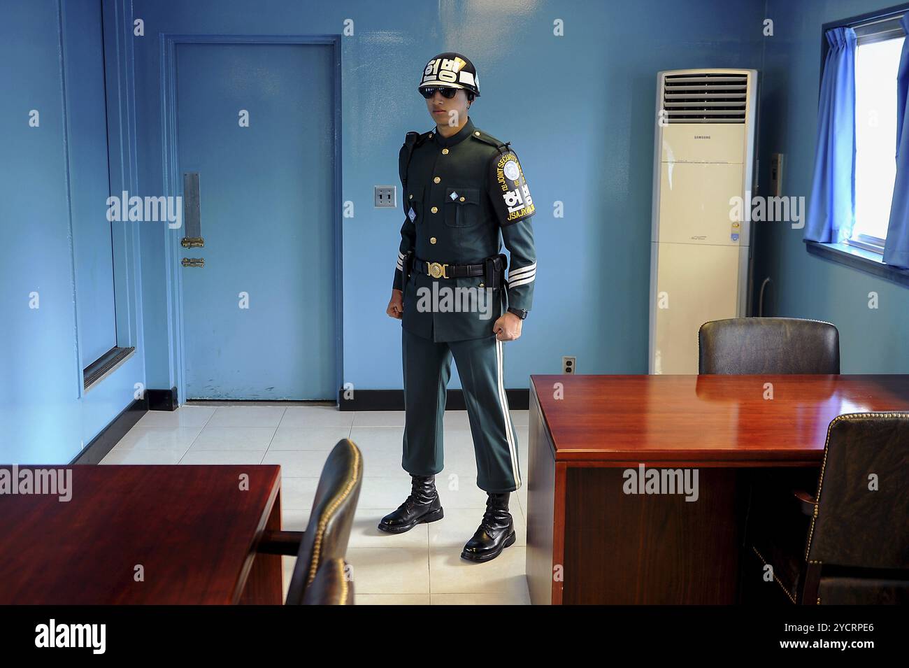 Dmz border korea guards hi-res stock photography and images - Alamy