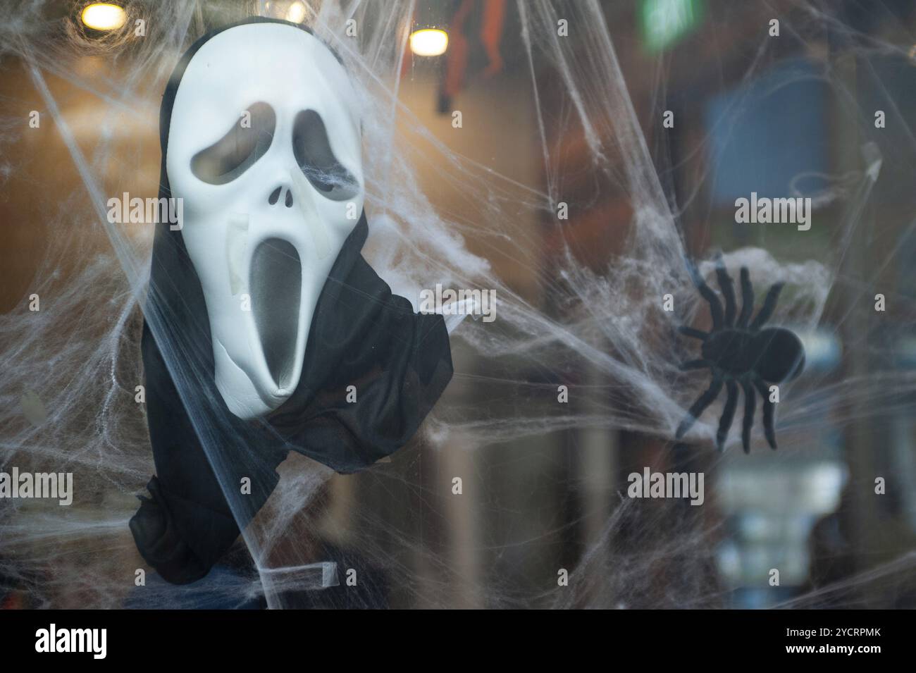 27.10.2018, Singapore, Republic of Singapore, Asia, A Scream mask and a ...