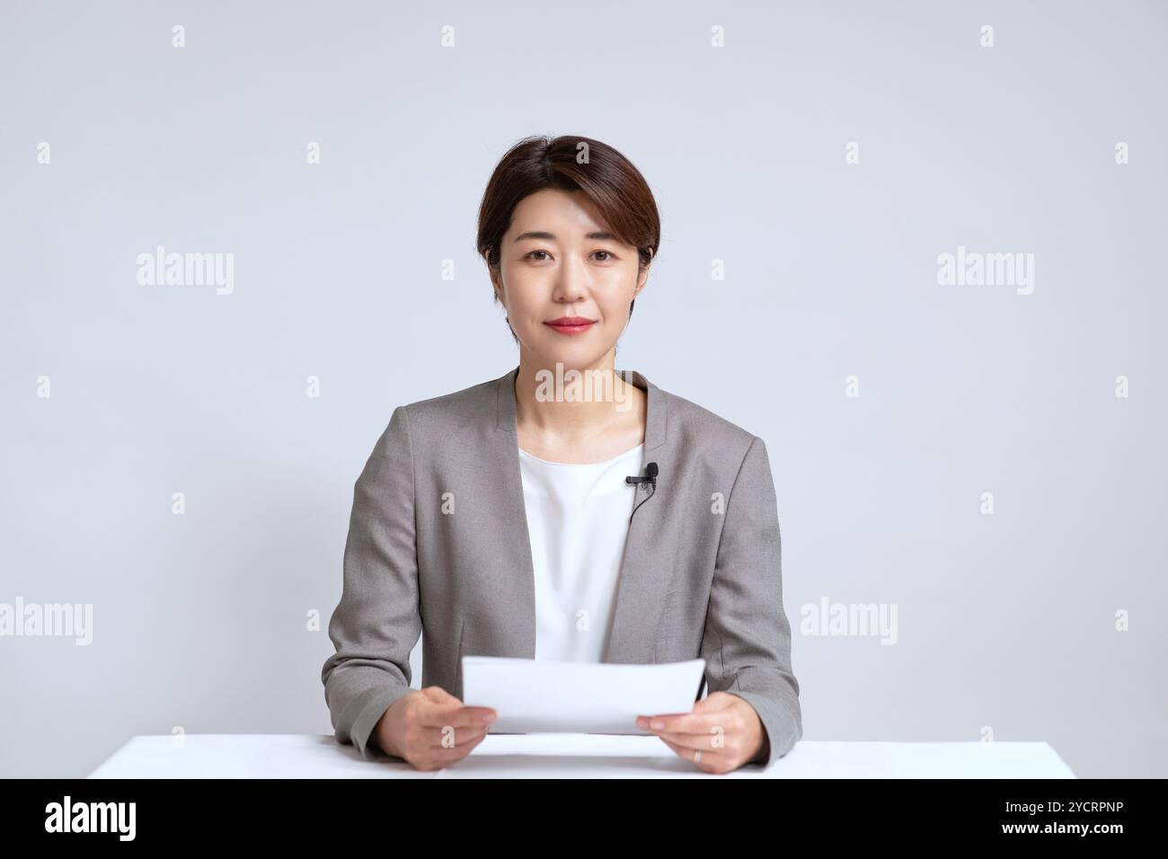News reporter anchor woman hi-res stock photography and images - Alamy
