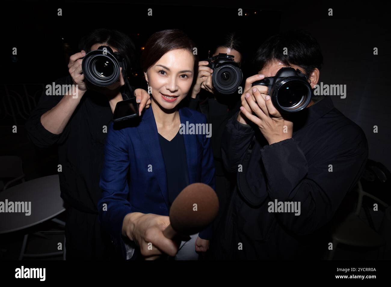 Reporter and cameraman conducting an interview Stock Photo - Alamy