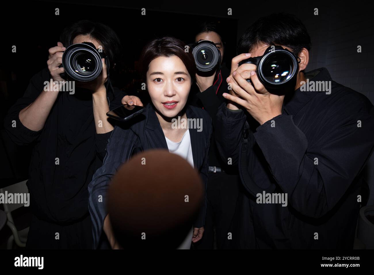 Reporter and cameraman conducting an interview Stock Photo - Alamy