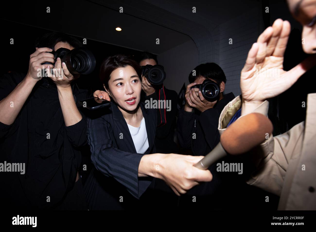 Reporter and cameraman conducting an interview Stock Photo - Alamy