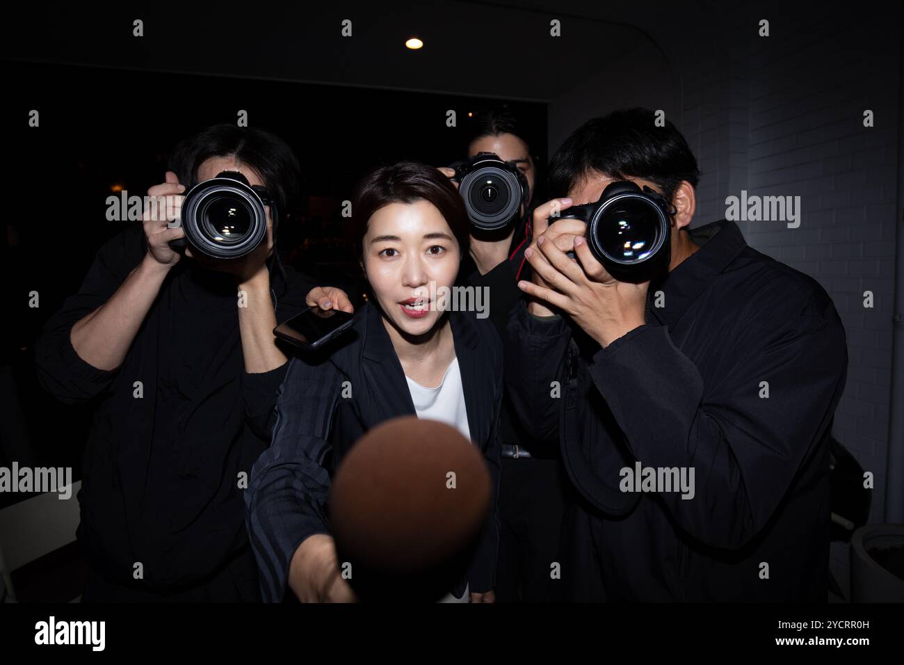 Reporter and cameraman conducting an interview Stock Photo - Alamy