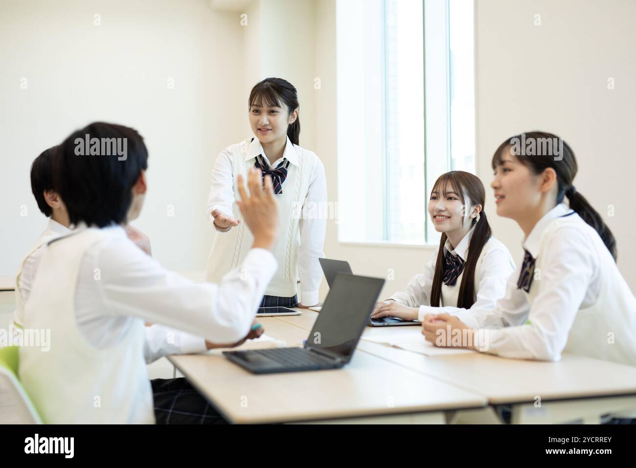High school group discussion hi-res stock photography and images - Alamy