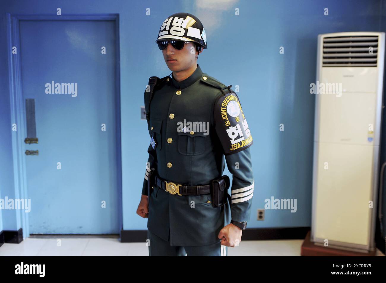 Line uniformed soldiers stands hi-res stock photography and images - Alamy