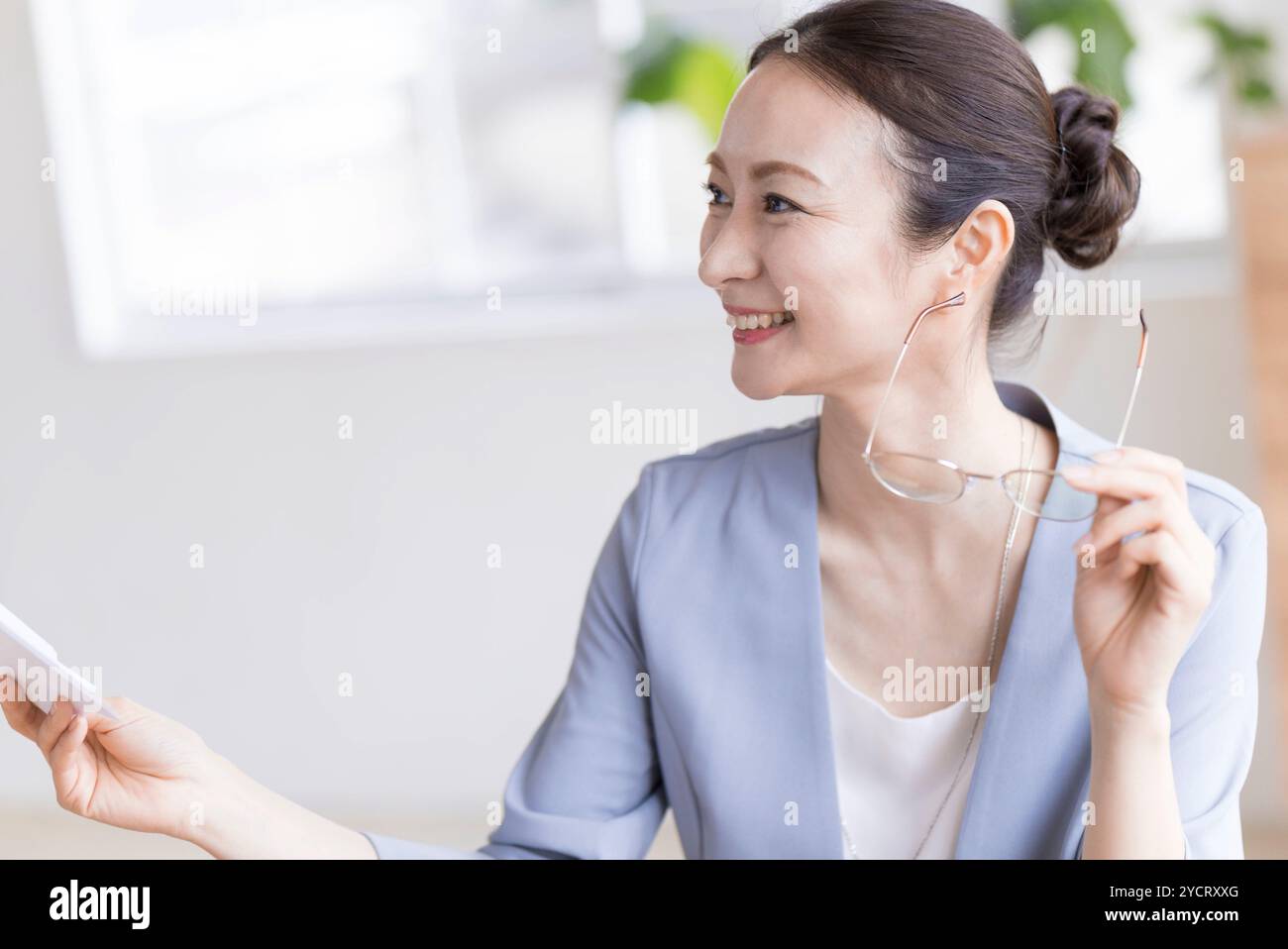 Smiling receive hi-res stock photography and images - Alamy