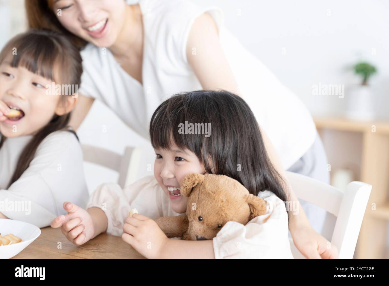Parent and child looking at computer Stock Photo - Alamy