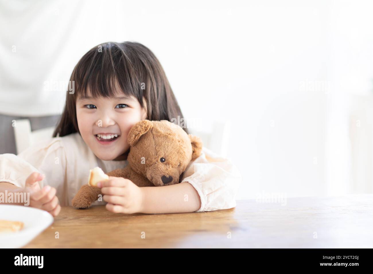 Sisters eating a snack Stock Photo - Alamy