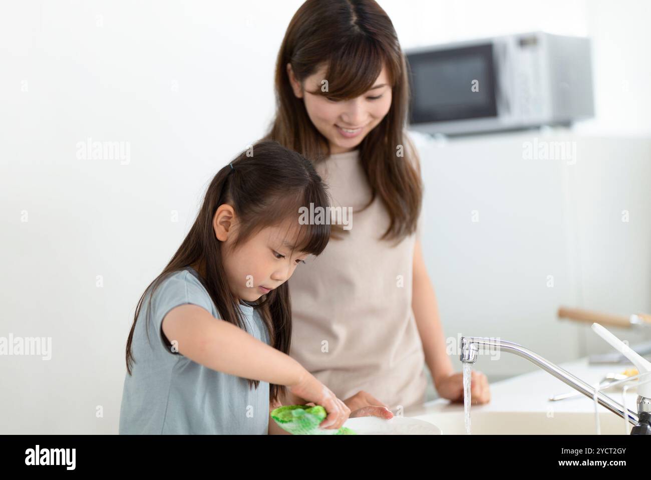 Woman washing kitchen sink sponge hi-res stock photography and images ...