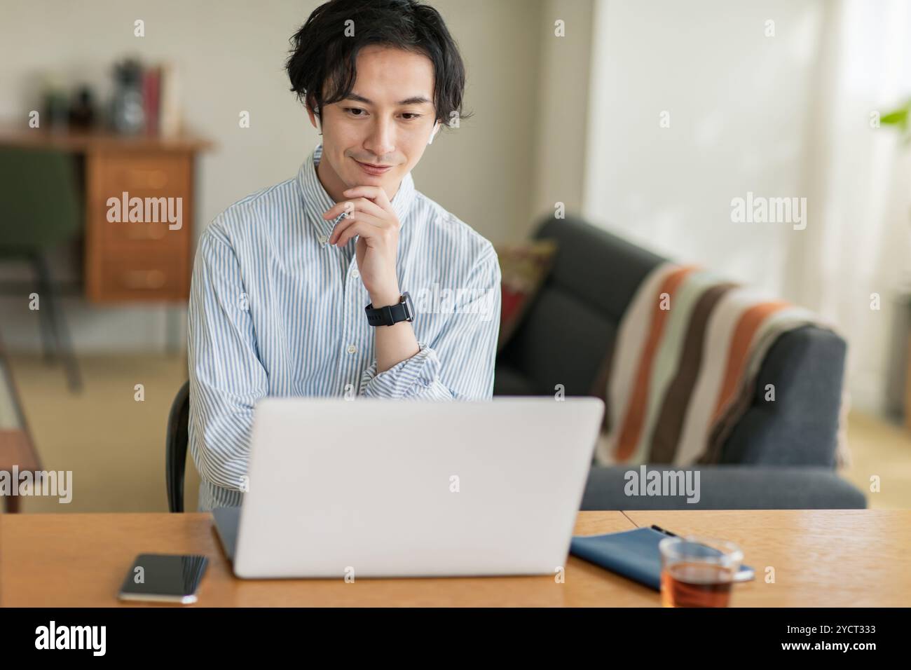 Talking teleconference hi-res stock photography and images - Alamy