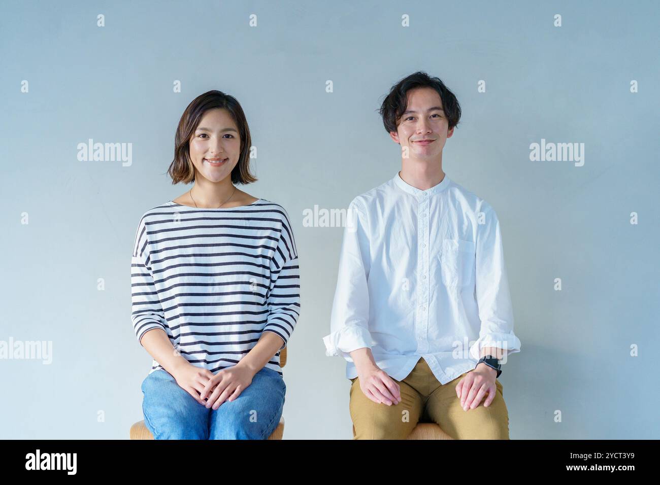Two people sit on chairs hi-res stock photography and images - Alamy