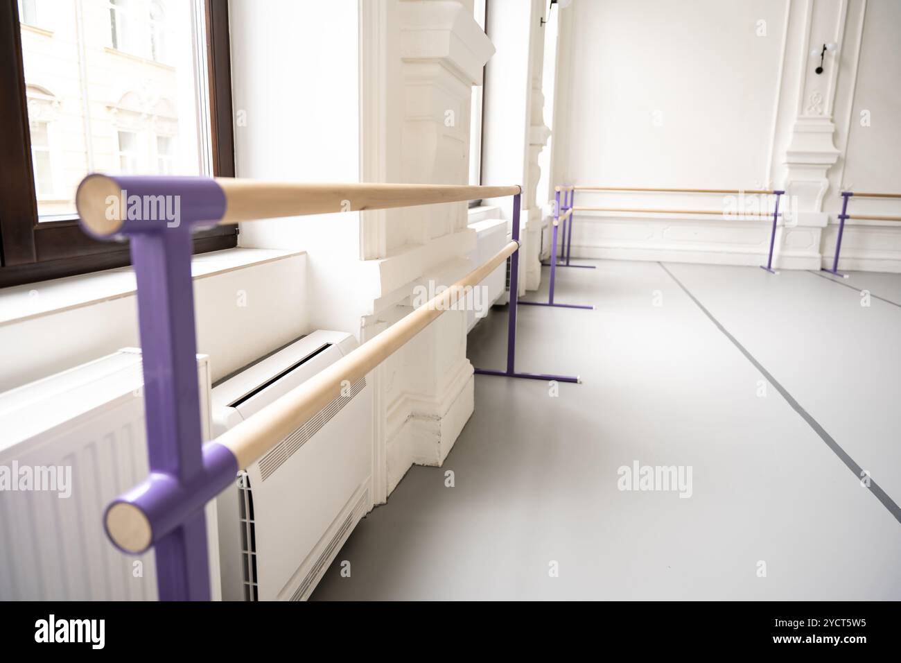 Empty spacious area for ballet and dance classes Stock Photo - Alamy