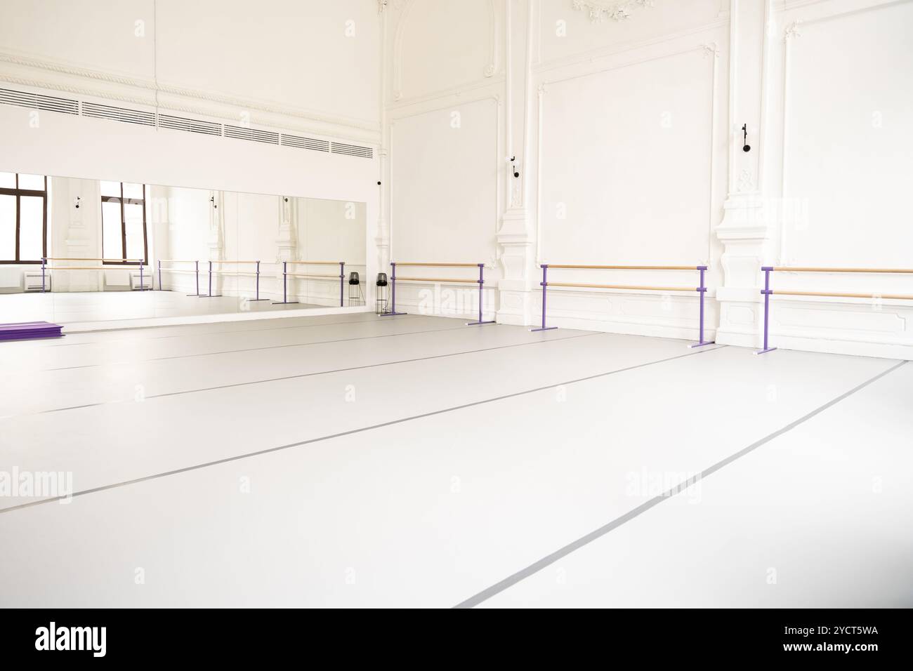 Empty spacious area for ballet and dance classes Stock Photo - Alamy