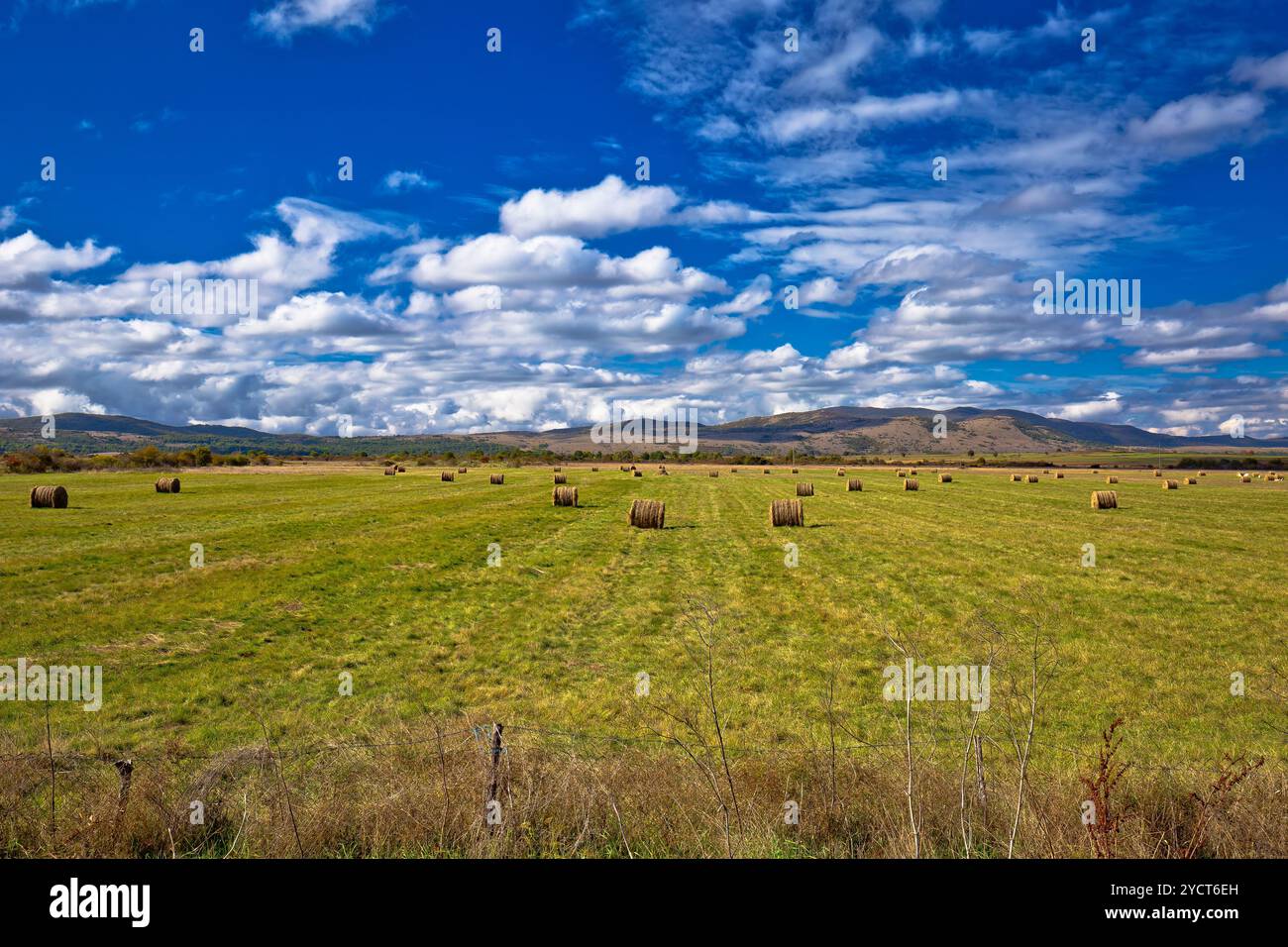 Green agricultural hill cloud hi-res stock photography and images - Alamy