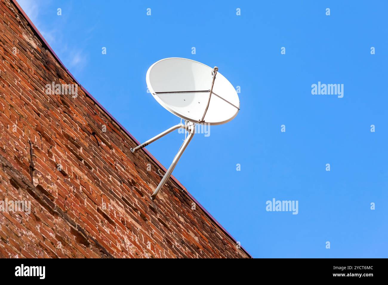 Satellite dish house hi-res stock photography and images - Alamy