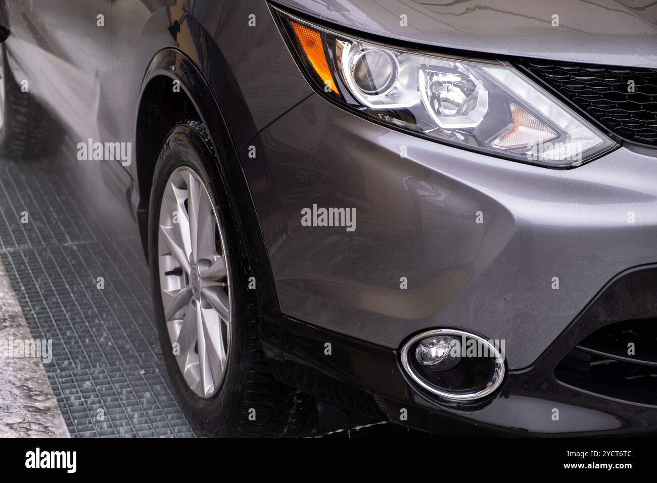 Suv being washed car hi-res stock photography and images - Alamy
