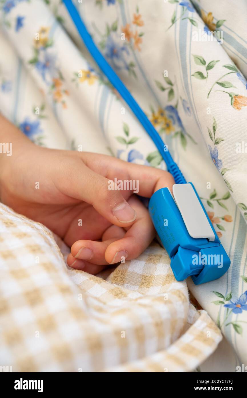 Pulse oximeter child hand hi-res stock photography and images - Alamy