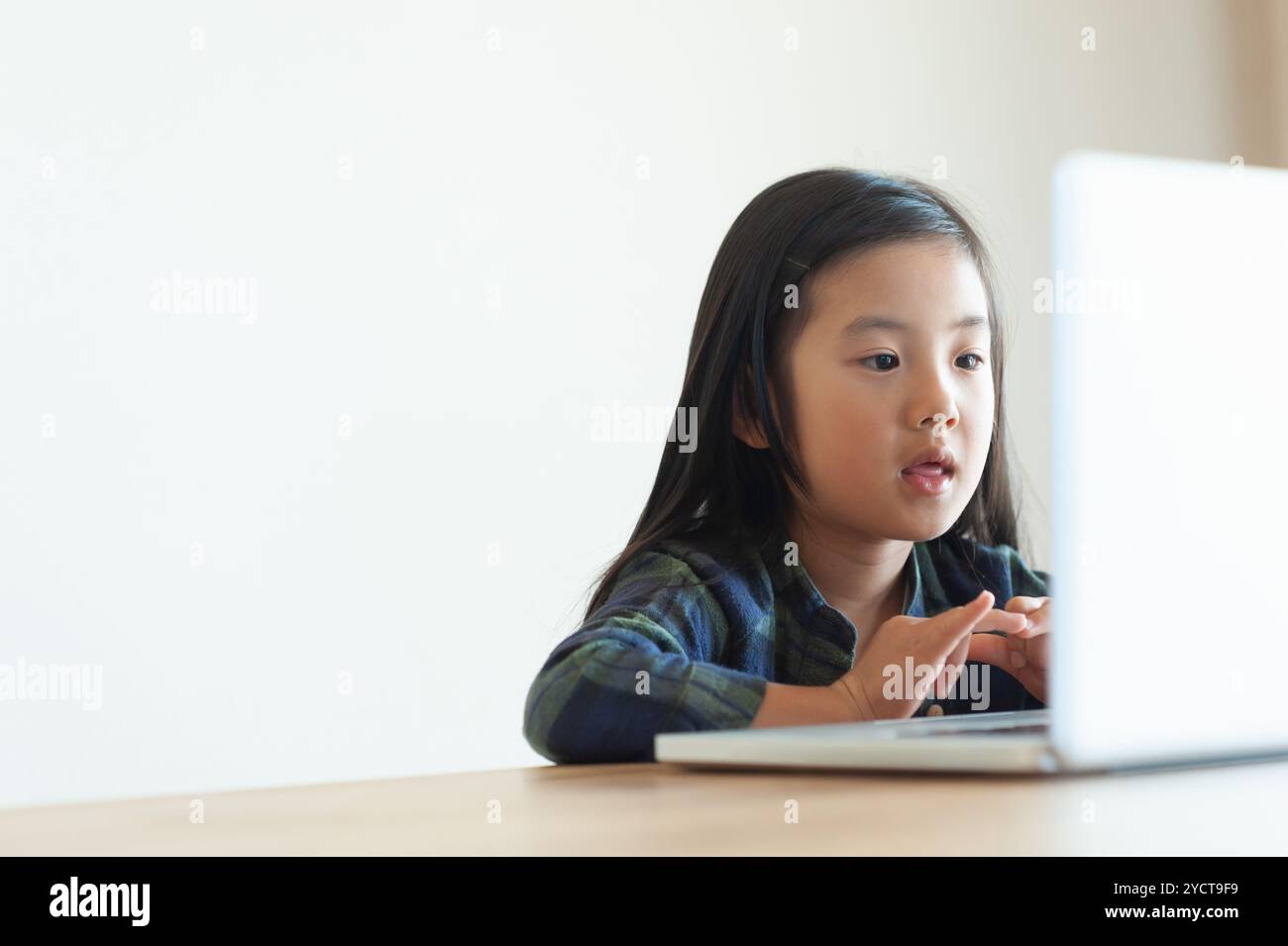 Girl looking at laptop screen Stock Photo - Alamy
