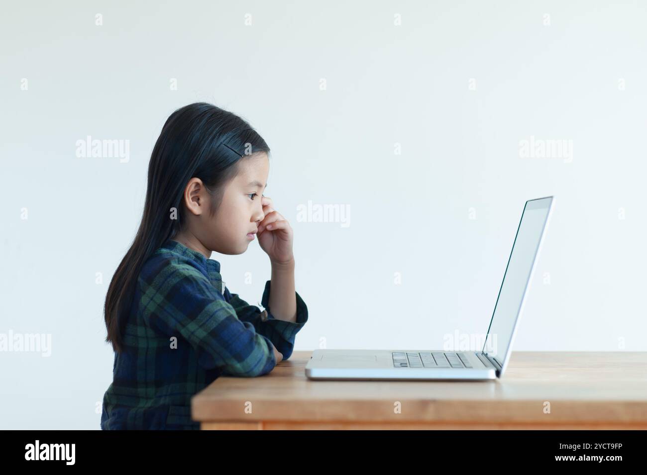 Girl looking pc screen hi-res stock photography and images - Alamy