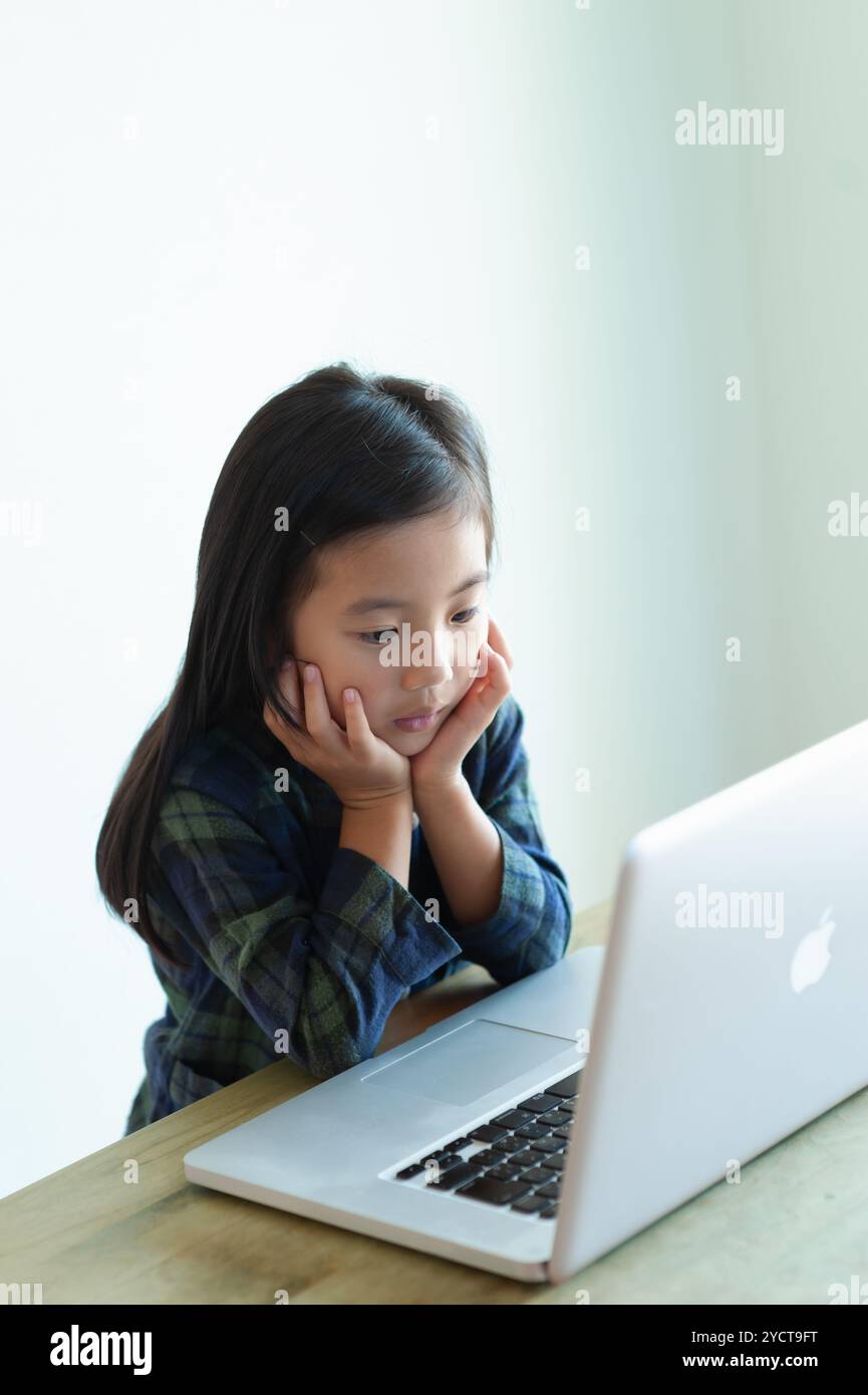 Girl looking at laptop screen Stock Photo - Alamy