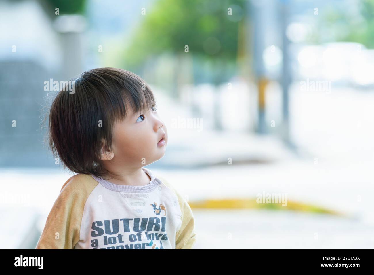 Boy looking up Stock Photo - Alamy