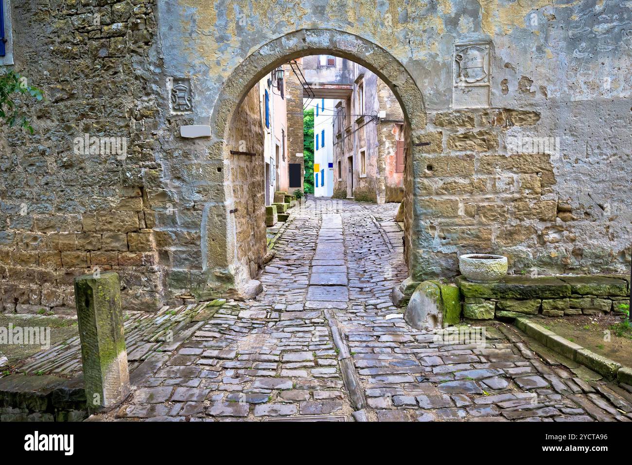 Cobbled stone street gate hi-res stock photography and images - Alamy