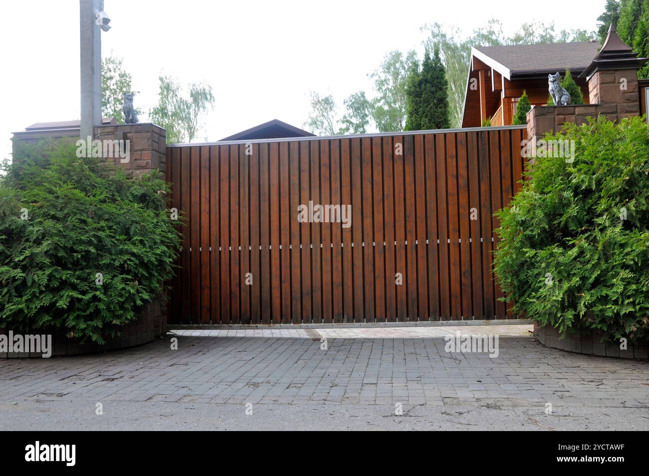 Modern house iron gates hi-res stock photography and images - Alamy