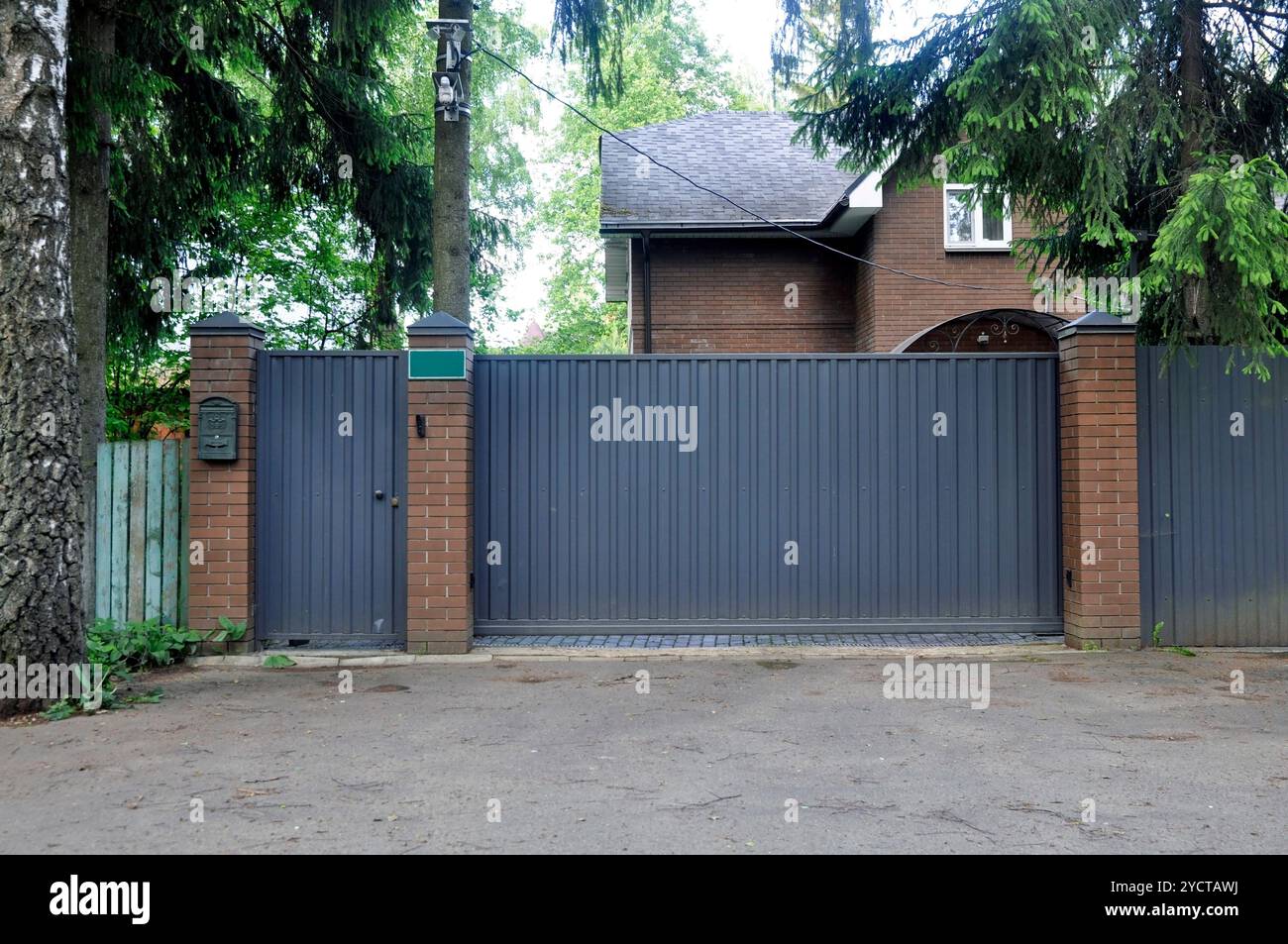 Modern house iron gates hi-res stock photography and images - Alamy