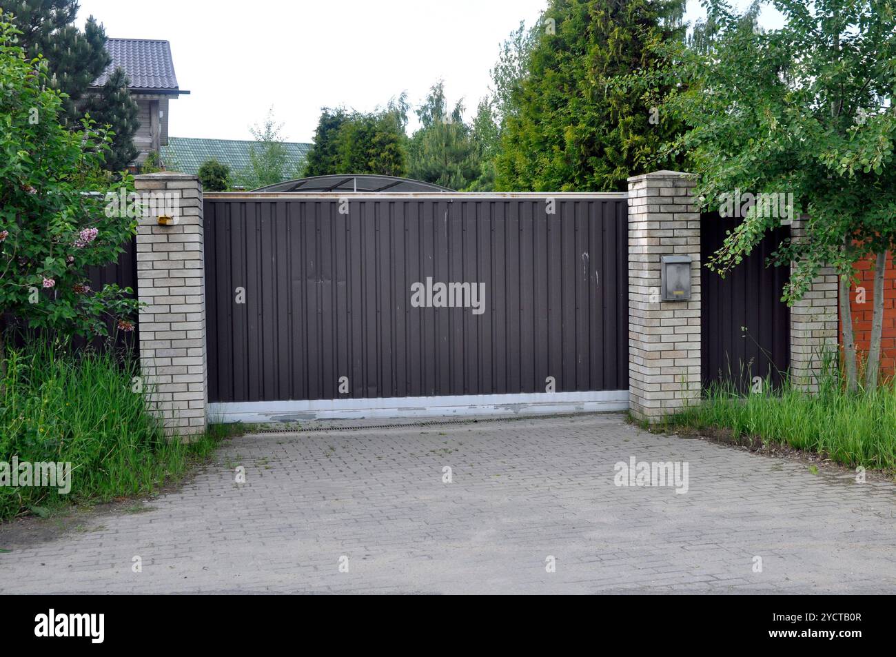 Modern house iron gates hi-res stock photography and images - Alamy