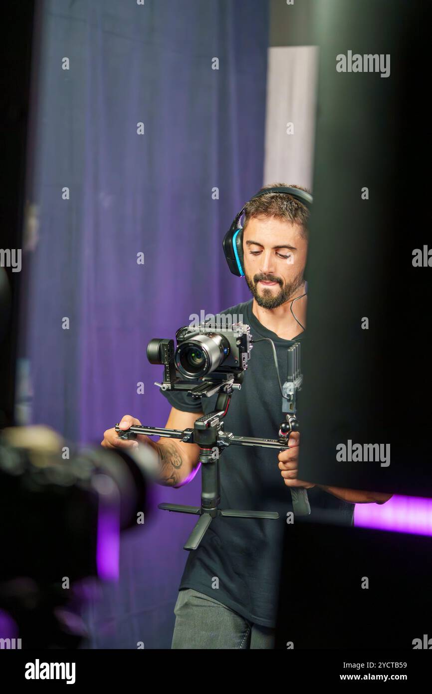 Man filming video hi-res stock photography and images - Alamy