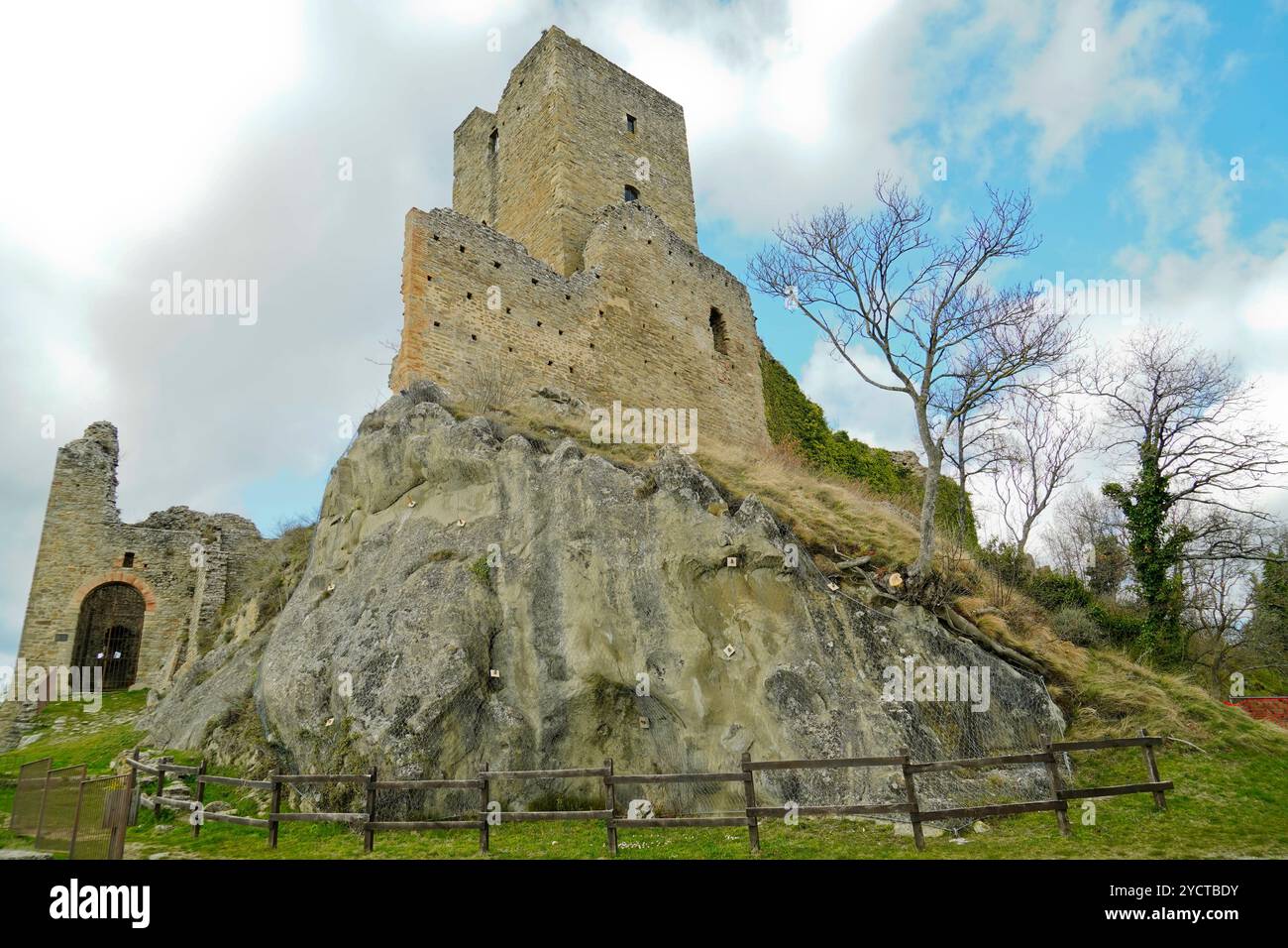 medieval castle of Carpinete, circuit of the castles of Matilda of ...