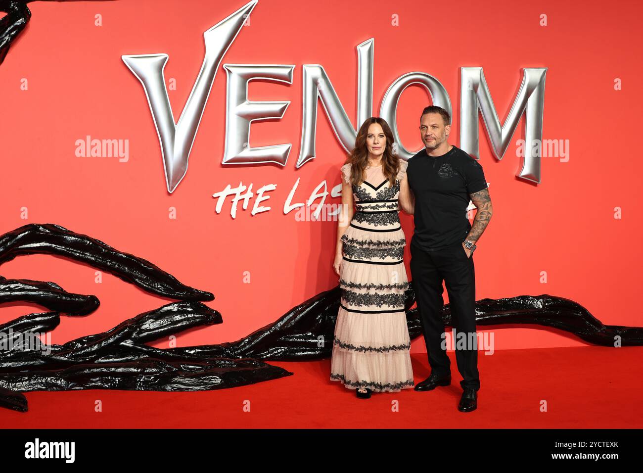 Kelly marcel and tom hardy at venom hi-res stock photography and images ...