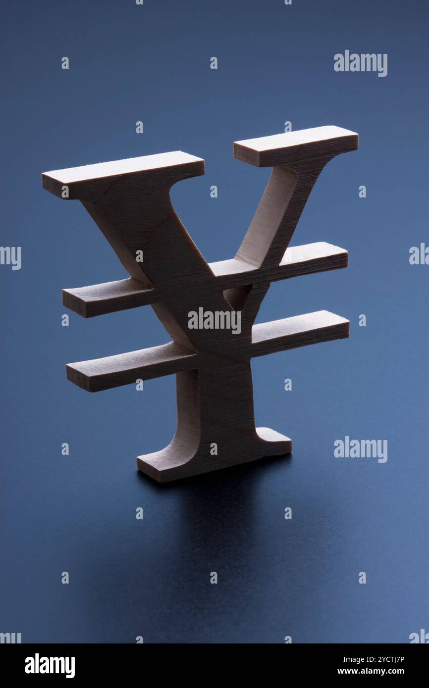 Wood carved circle symbol Stock Photo - Alamy