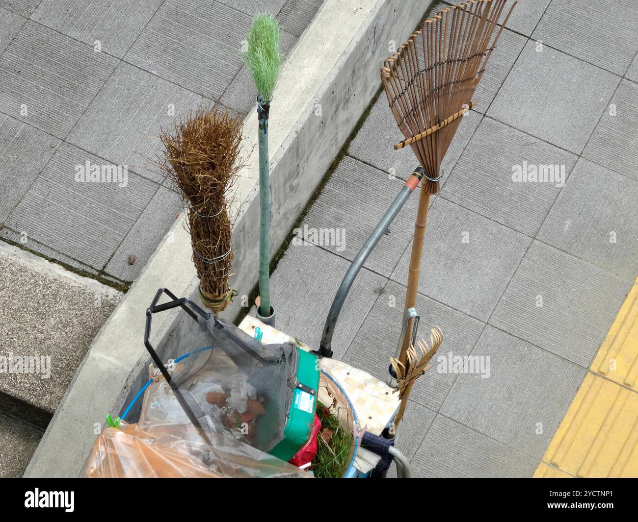Utensils cleaning hi-res stock photography and images - Alamy