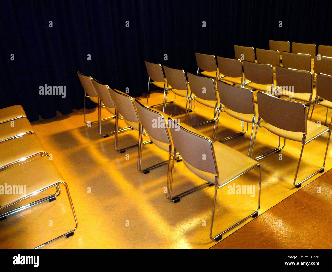 Chairs in a line hi-res stock photography and images - Alamy